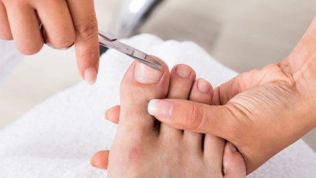 How to cut toenails properly | informedhealth.org